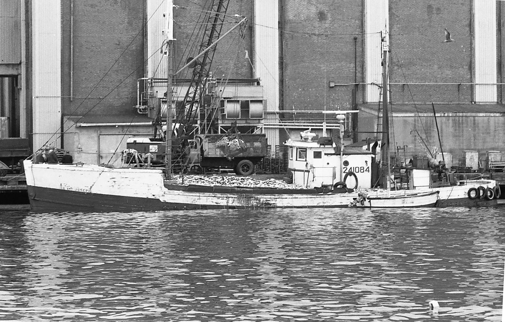 The Ida and Joseph Unloading Pogies 1979 – Good Morning Gloucester