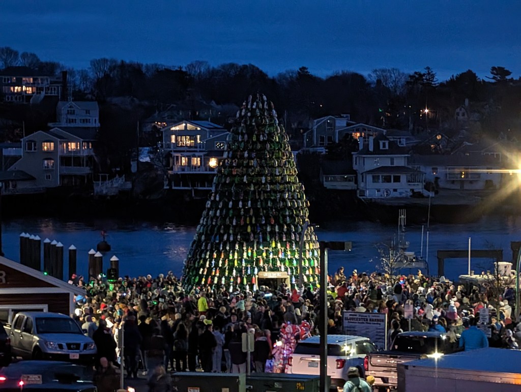 The Gloucester Lobster Trap Tree is lit! See the countdown…# ...