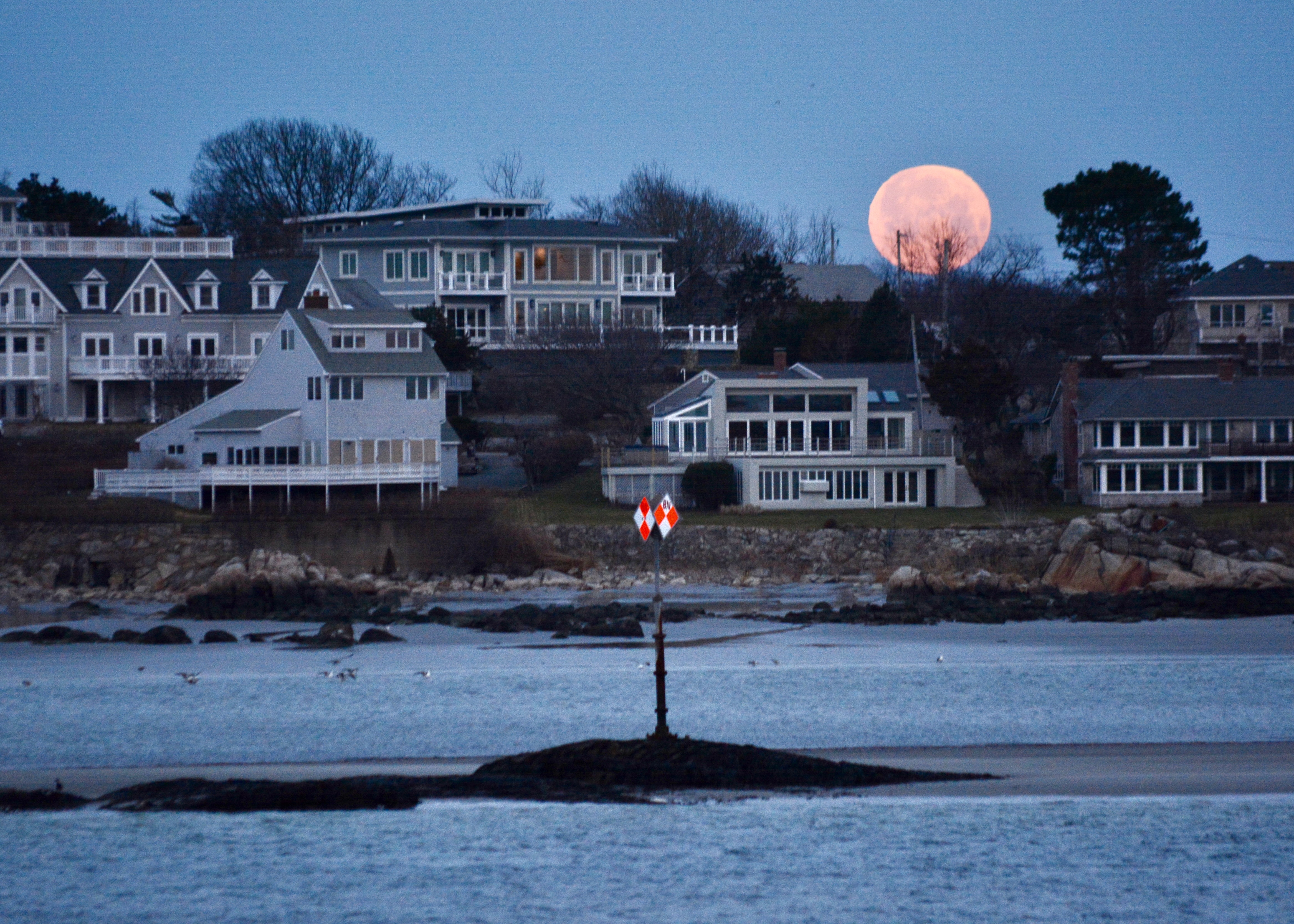 Moonset Monday – Good Morning Gloucester